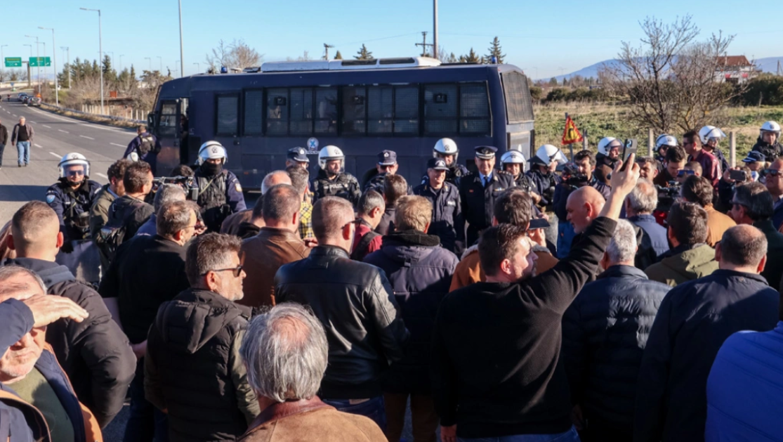 Η ΕΠΙΣΤΟΛΗ ΤΩΝ ΑΓΡΟΤΩΝ ΣΤΟΝ ΚΟΥΛΗ ΓΙΑ ΤΑ ΑΙΤΗΜΑΤΑ ΤΟΥΣ! ΥΠΟΜΝΗΜΑ ΜΕ ...