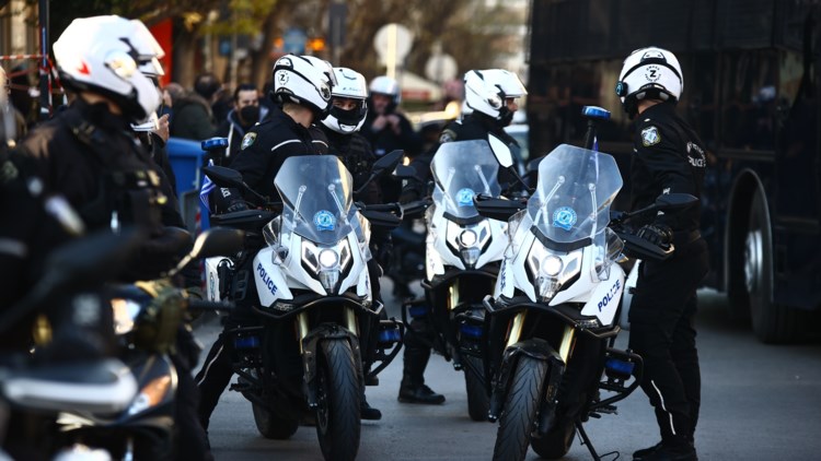 ΕΡΙΞΕ ΠΑΝΩ ΑΠΟ 1000 ΑΣΤΥΝΟΜΙΚΟΥΣ ΣΤΟ ΔΡΟΜΟ Ο ΜΙΧΑΛΗΣ ΚΑΙ ΛΗΣΤΑΡΧΟΙ ...