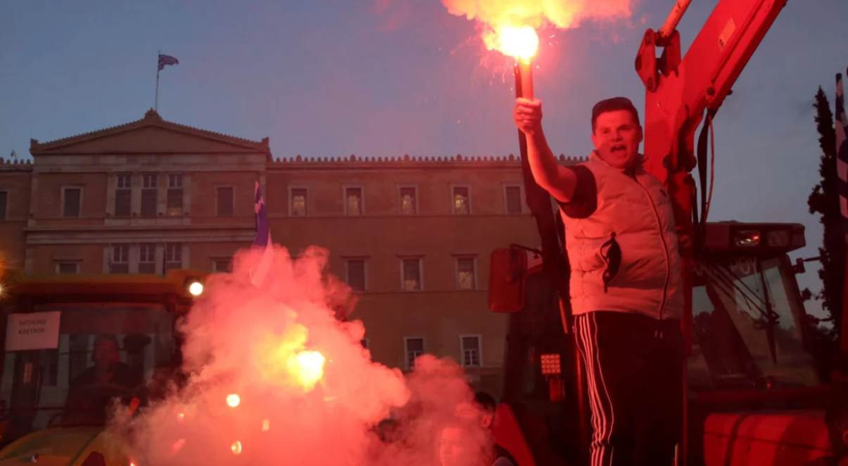 (ΑΝΑΝΕΩΜΕΝΟ) – ΔΕΙΤΕ ΖΩΝΤΑΝΑ: “ΒΟΥΛΙΑΞΕ” ΤΟ ΣΥΝΤΑΓΜΑ ΑΠΟ ΤΑ ΤΡΑΚΤΕΡ ΠΟΥ ...