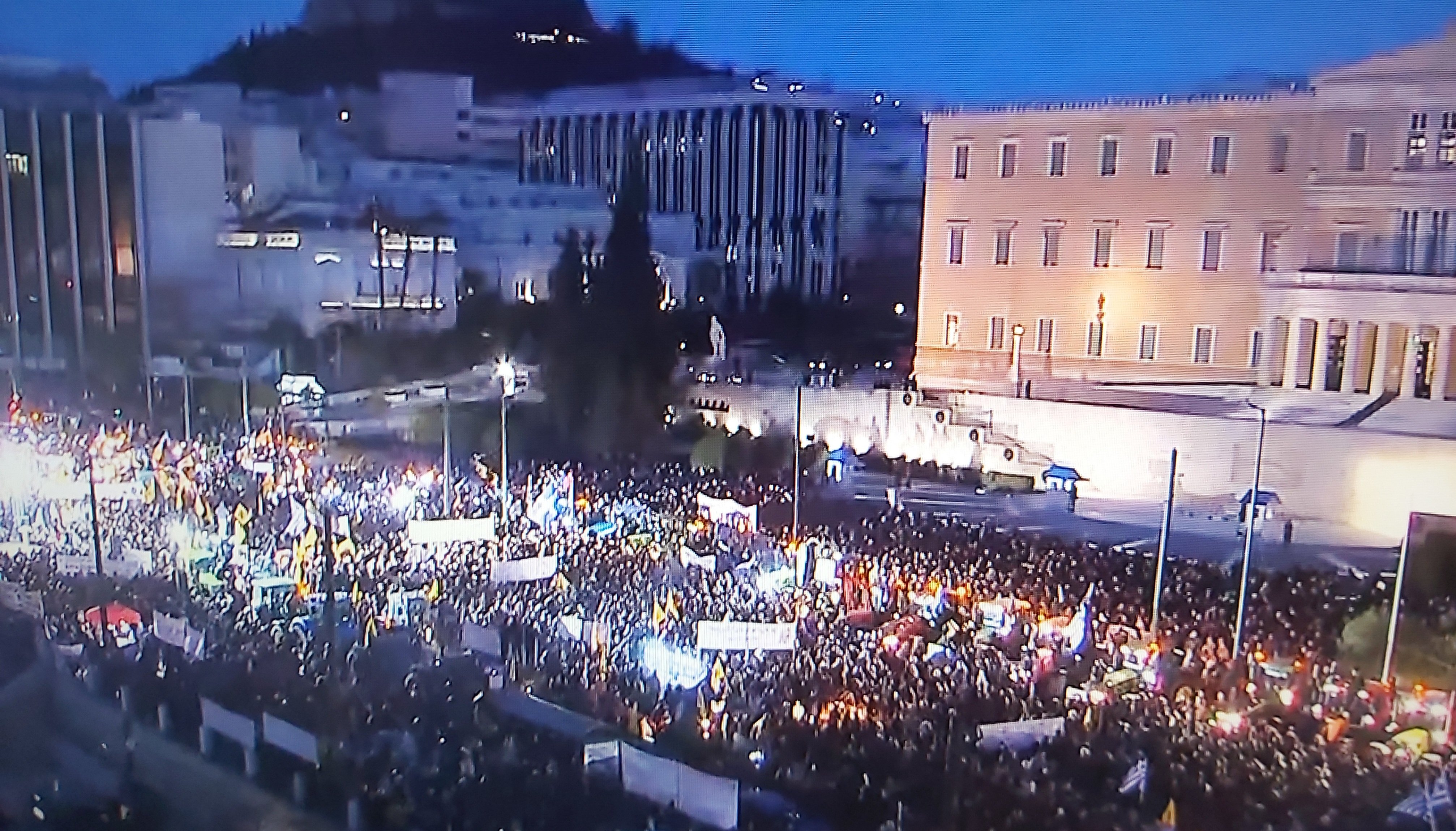 (ΑΝΑΝΕΩΜΕΝΟ) – ΔΕΙΤΕ ΖΩΝΤΑΝΑ: «ΒΟΥΛΙΑΞΕ» ΤΟ ΣΥΝΤΑΓΜΑ ΑΠΟ ΤΑ ΤΡΑΚΤΕΡ ΠΟΥ ...