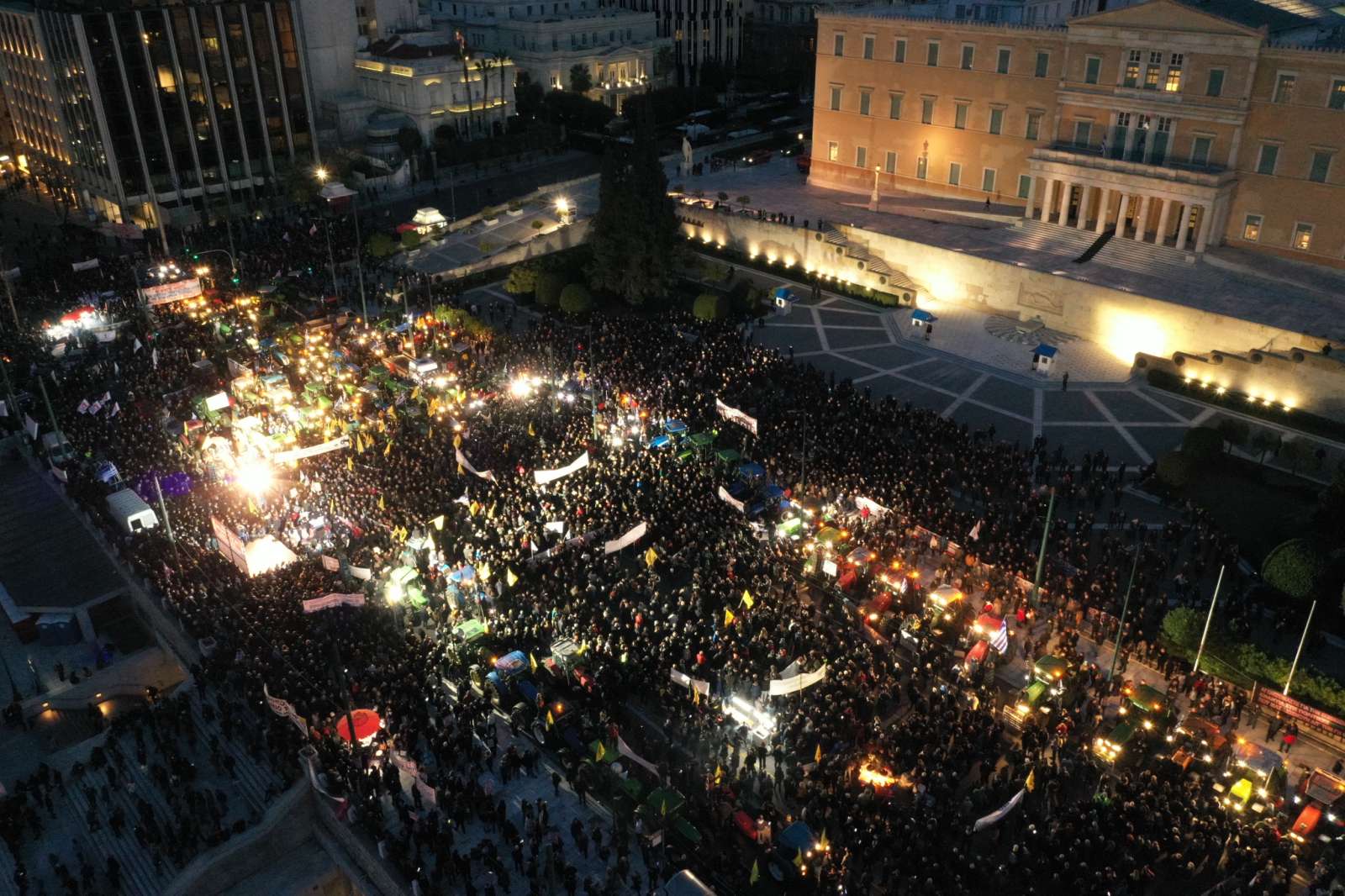 (ΑΝΑΝΕΩΜΕΝΟ) – ΔΕΙΤΕ ΖΩΝΤΑΝΑ: “ΒΟΥΛΙΑΞΕ” ΤΟ ΣΥΝΤΑΓΜΑ ΑΠΟ ΤΑ ΤΡΑΚΤΕΡ ΠΟΥ ...