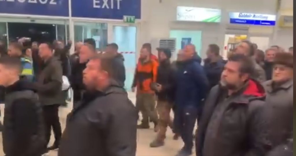 ΟΙ ΑΣΤΥΝΟΜΙΚΟΙ ΕΣΩΣΑΝ ΤΗΝ ΠΟΝΤΙΚΟΜΑΜΗ ΑΠΟ ΤΑ ΧΕΡΙΑ ΤΟΥΣ – ΓΗΣ ΜΑΔΙΑΜ ΤΟ ...