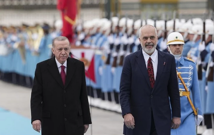 ΜΑΣ ΠΕΡΙΚΥΚΛΩΝΟΥΝ ΟΙ ΒΑΡΒΑΡΟΙ ΚΑΙ ΤΑ ΠΕΤΣΩΜΕΝΑ ΜΜΕ ΔΕΝ ΛΕΝΕ ΚΟΥΒΕΝΤΑ ...
