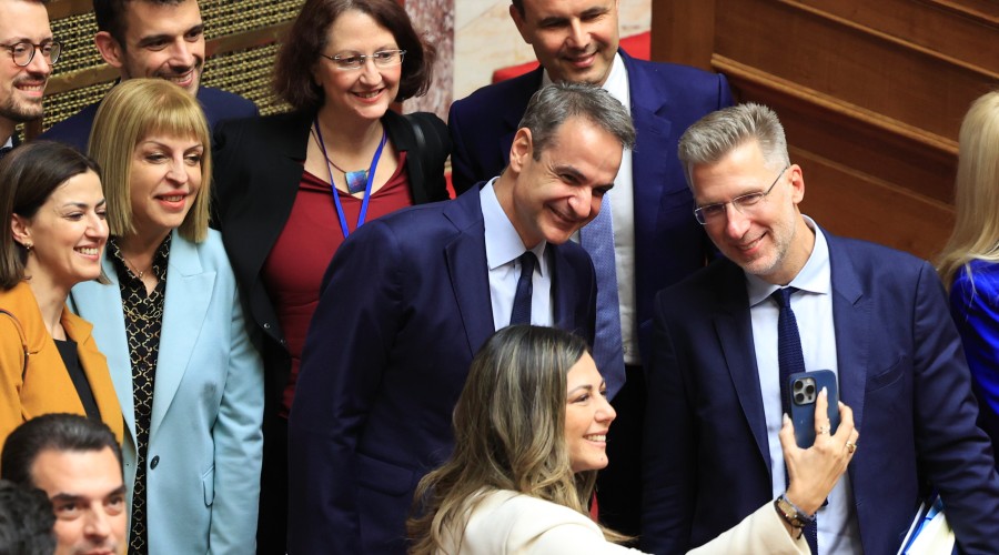 ΚΥΒΕΡΝΗΣΗ “ΠΡΩΚΤΩΝ” – 51 ΒΟΥΛΕΥΤΕΣ ΤΗΣ ΝΔ ΜΟΥΤΖΩΣΑΝ ΤΟΝ ΚΟΥΛΗ ...