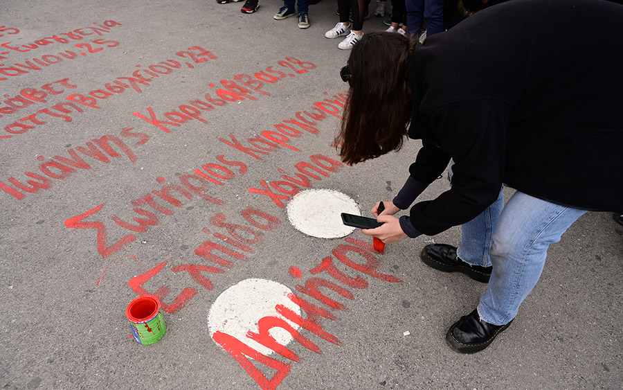 Τέμπη: Διαδηλωτές έγραψαν τα ονόματα των θυμάτων στο μνημείο του ...