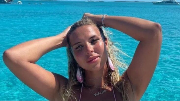 Η Natalia Garibotto ποζάρει με μπλε μπικίνι στην παραλία – Makeleio.gr