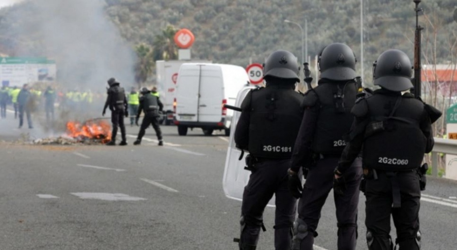 Ισπανία: Άγρια καταστολή και λαστιχένιες σφαίρες κατά των αγροτικών ...