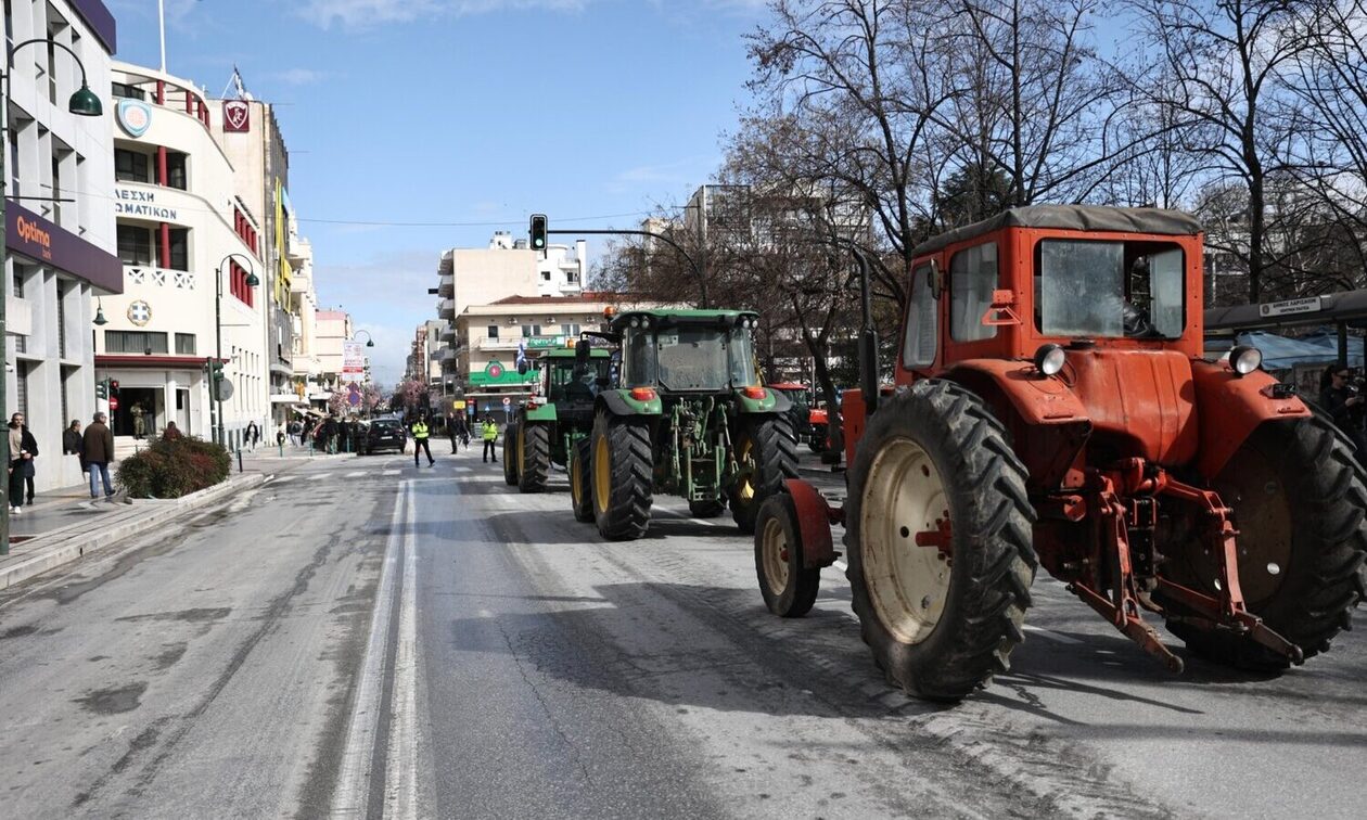 Λάρισα: Οι αγρότες διαδηλώνουν με τα τρακτέρ τους στην Κεντρική Πλατεία ...