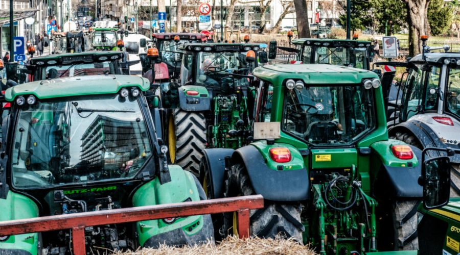 ΔΕΝ ΤΟ ΒΑΖΟΥΝ ΚΑΤΩ ΟΙ ΑΓΡΟΤΕΣ ΣΤΟ ΒΕΛΓΙΟ – ΑΠΕΚΛΕΙΣΑΝ ΤΑ ΣΥΝΟΡΑ ΜΕ ΤΗΝ ...