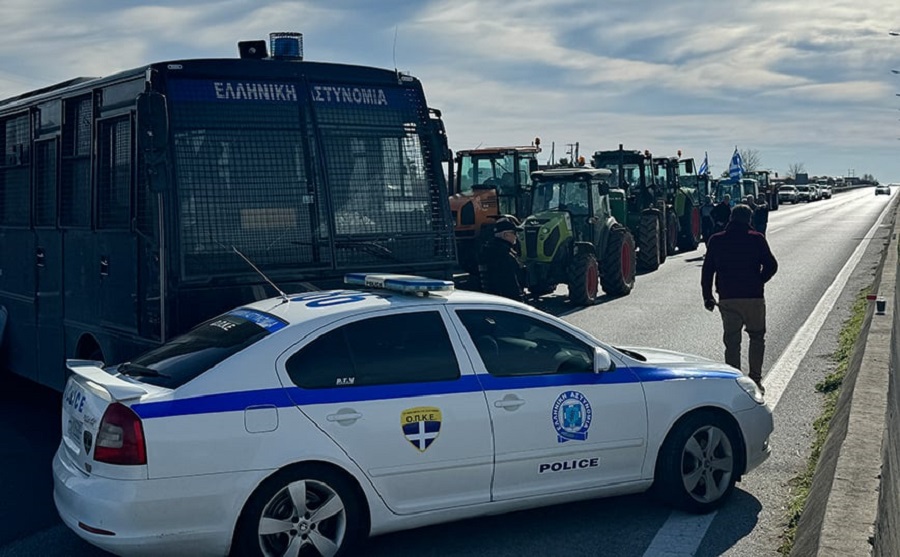 ΜΠΛΟΚΑΡΕ Η ΕΛ.ΑΣ. ΤΗ ΜΗΧΑΝΟΚΙΝΗΤΗ ΠΟΡΕΙΑ ΤΩΝ ΑΓΡΟΤΩΝ ΠΡΟΣ ΤΟ ΥΠΟΥΡΓΕΙΟ ...
