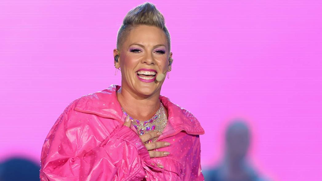 Pink: Διέκοψε συναυλία επειδή έσπασαν τα νερά θαυμάστριας στην αρένα ...