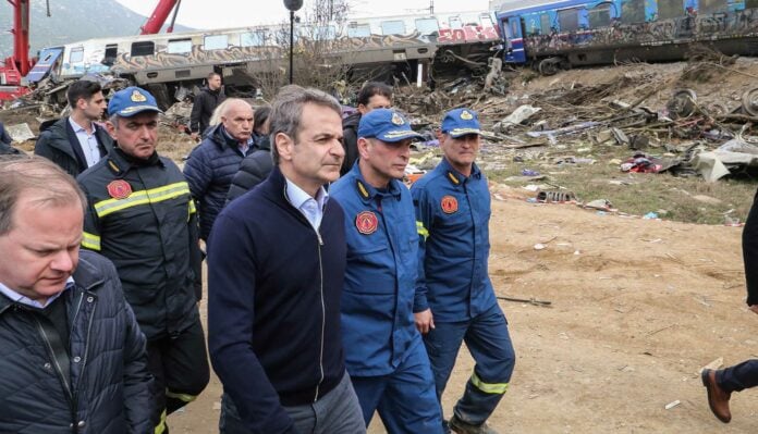 Ο ΑΝΑΚΡΙΤΗΣ “ΚΑΙΕΙ” ΤΟΥΣ ΔΟΛΟΦΟΝΟΥΣ ΤΩΝ 57 ΣΤΑ ΤΕΜΠΗ! “ΒΟΥΒΑ” ΚΙΝΗΤΑ ...