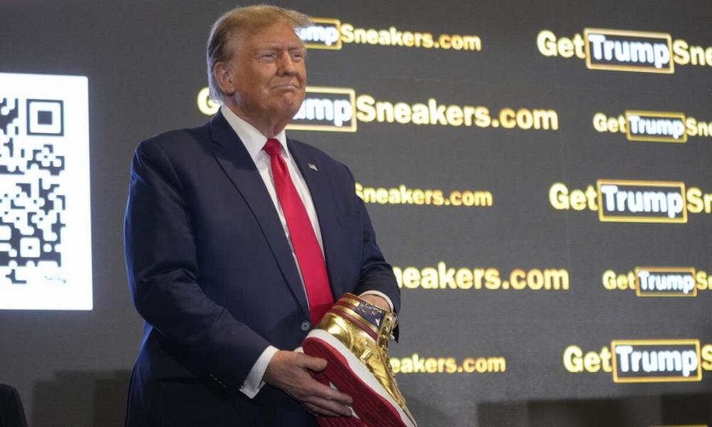 Τραμπ: Λάνσαρε δική του σειρά αθλητικών παπουτσιών και εξαντλήθηκαν σε ...