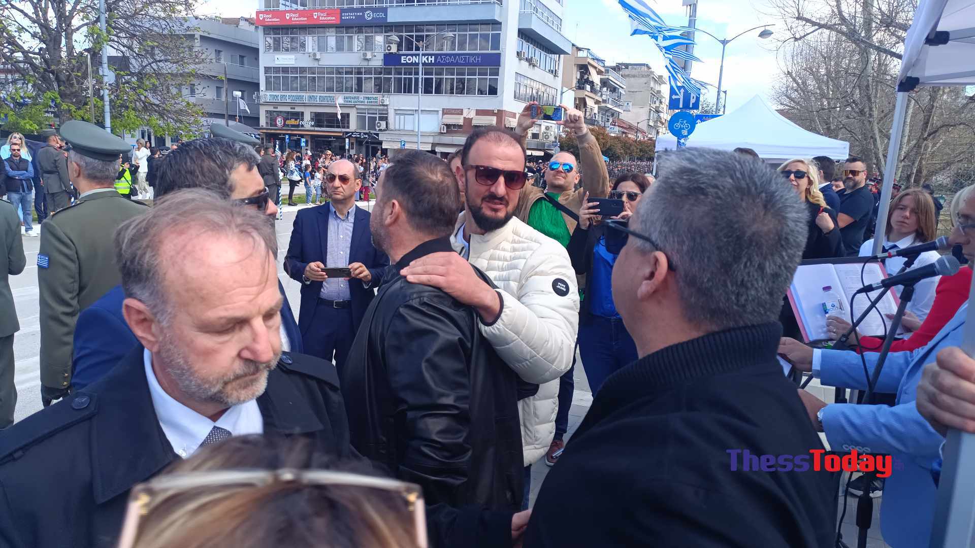 ΒΙΝΤΕΟ: ΑΚΑΤΑΝΟΜΑΣΤΕΣ ΥΒΡΕΙΣ ΑΓΑΝΑΚΤΗΣΗΣ ΜΕ ΟΙΚΟΓΕΝΕΙΕΣ ΘΥΜΑΤΩΝ ΤΩΝ ...