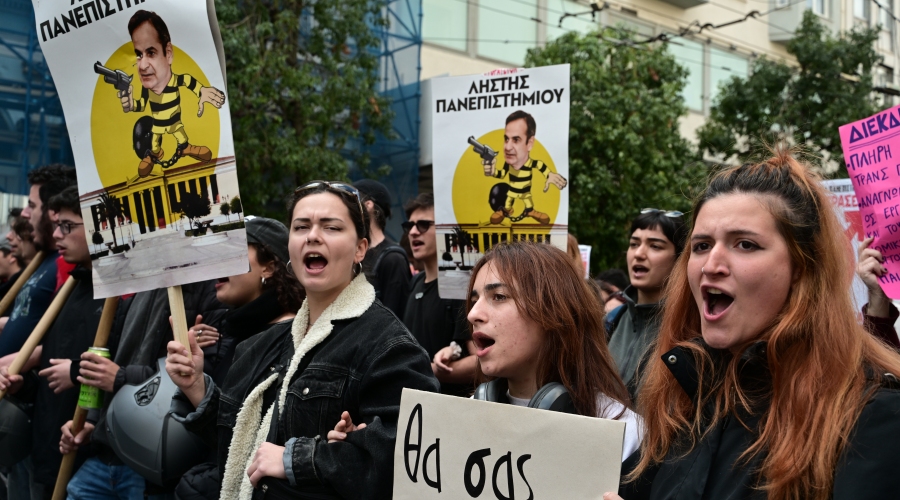 ΤΩΡΑ: ΑΠΟΚΛΕΙΣΜΕΝΗ Η ΒΟΥΛΗ ΑΠΟ ΧΙΛΙΑΔΕΣ ΦΟΙΤΗΤΕΣ ΜΕΧΡΙ ΝΑ ΨΗΦΙΣΤΕΙ ΤΟ ...