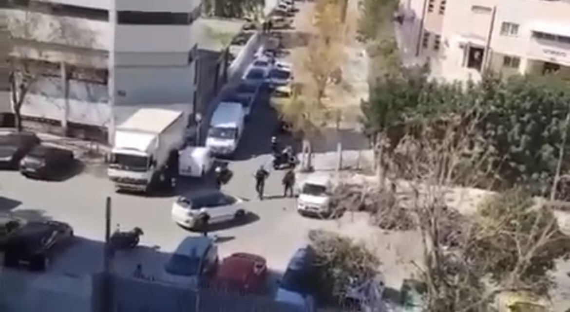 15 ΚΙΛΑ ΑΛΒΑΝΙΚΟ ΧΑΣΙΣ, ΕΜΒΟΛΙΖΕΙ ΤΗ ΔΙΑΣ, ΔΕΝ ΣΤΑΜΑΤΑ, ΟΙ ΑΣΤΥΝΟΜΙΚΟΙ ...