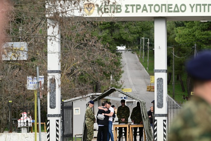 Στη Θήβα ο Κασσελάκης – Τον «έντυσε»…φαντάρο ο Ευαγγελάτος!! – Makeleio.gr