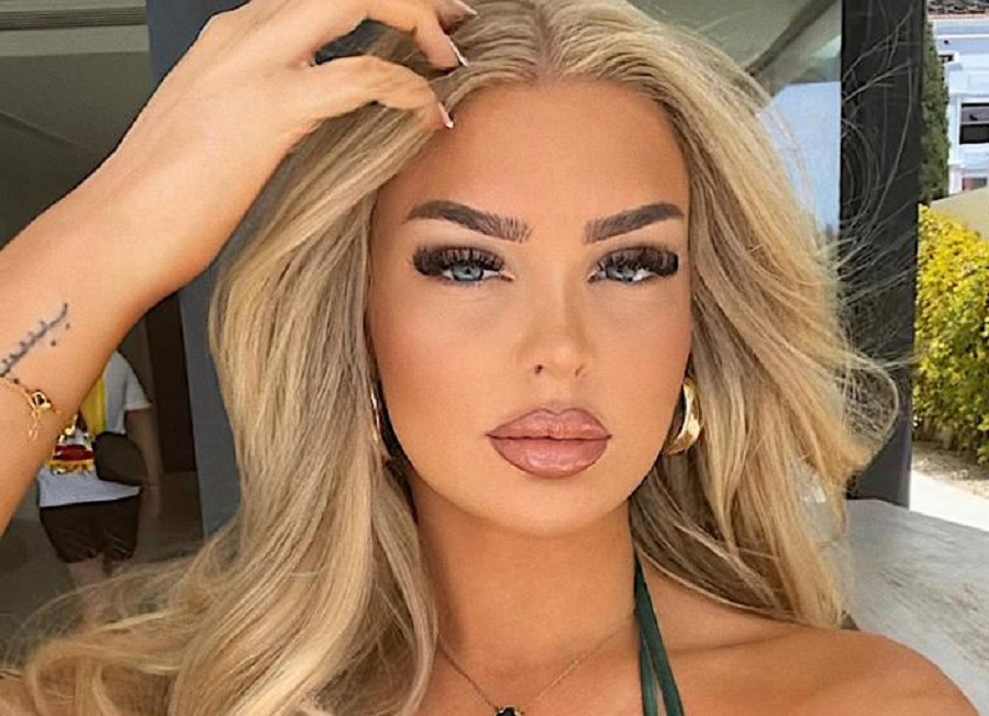 Η Lily Adelina ποζάρει με μαγιώ σε καταρράκτη στην Ινδονησία – Makeleio.gr