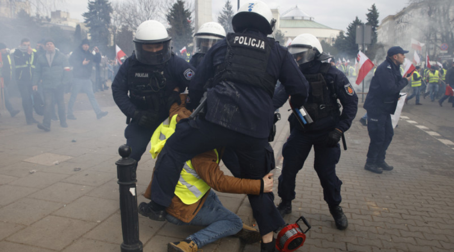 ΧΑΟΣ ΣΤΟΥΣ ΔΡΟΜΟΥΣ ΤΗΣ ΠΟΛΩΝΙΑΣ – ΜΑΧΕΣ ΣΩΜΑ ΜΕ ΣΩΜΑ ΜΕΤΑΞΥ ΑΓΡΟΤΩΝ ΚΑΙ ...