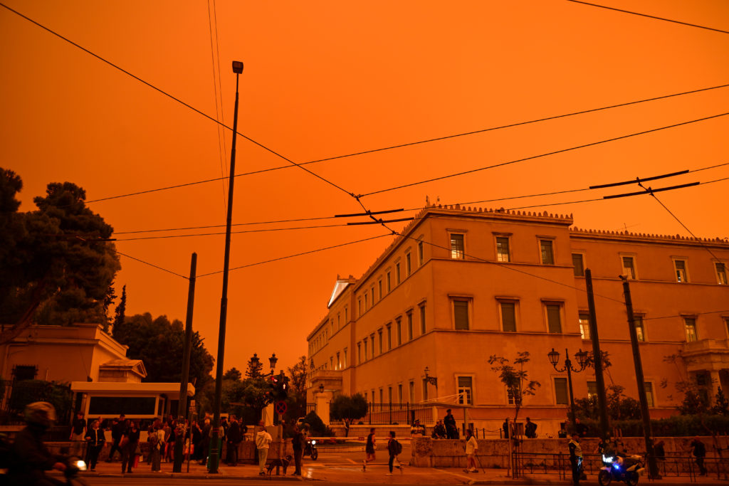 Η ΑΦΡΙΚΑΝΙΚΗ ΣΚΟΝΗ ΕΣΤΕΙΛΕ ΚΟΣΜΟ ΣΤΑ ΕΠΕΙΓΟΝΤΑ ΤΩΝ ΝΟΣΟΚΟΜΕΙΩΝ ...