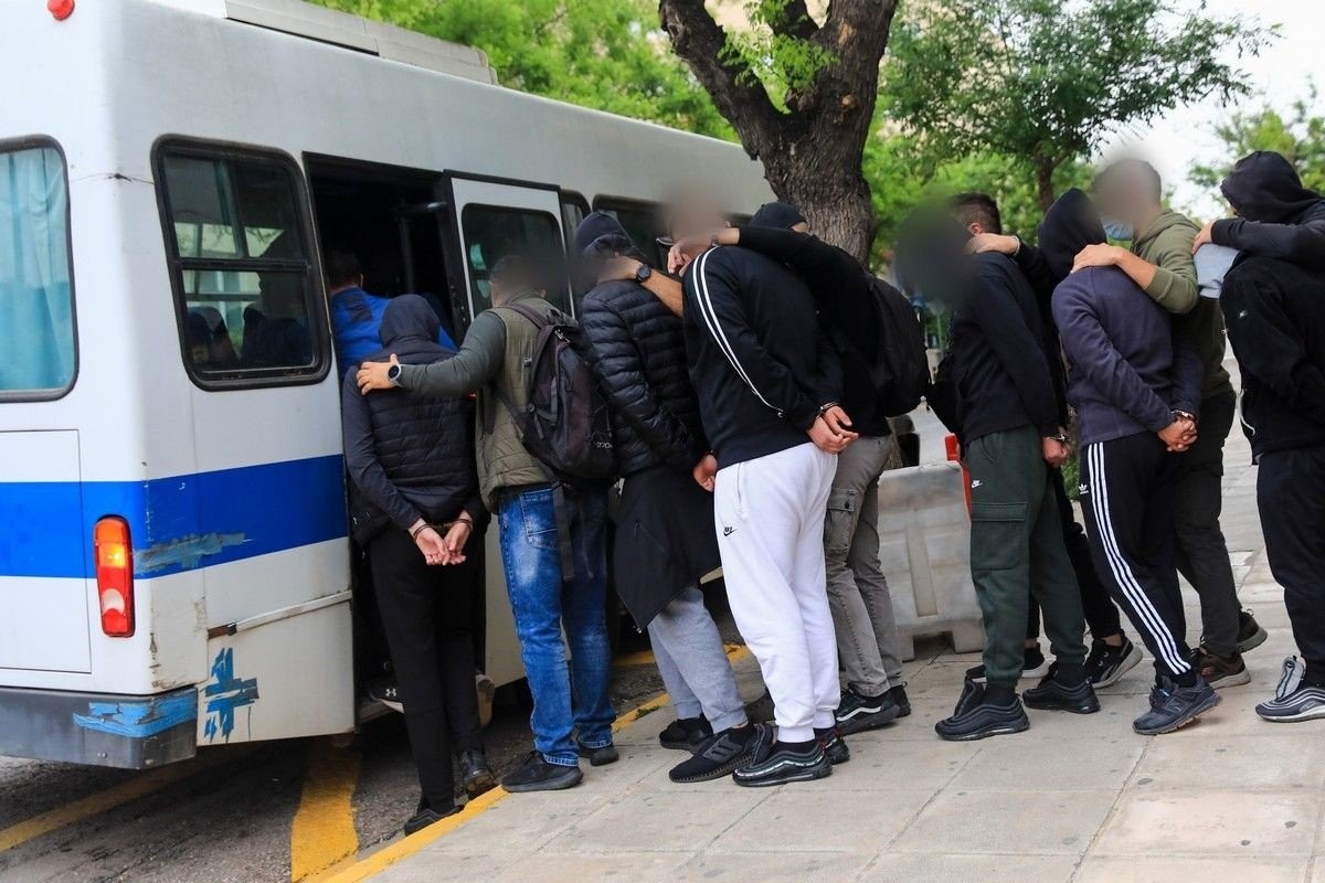 ΑΥΤΟΣ ΕΙΝΑΙ Ο ΧΟΥΛΙΓΚΑΝ ΠΟΥ ΠΗΓΕ ΝΑ ΚΟΨΕΙ ΤΙΣ ΦΛΕΒΕΣ ΤΟΥ ΜΕ ΤΗΛΕΚΑΡΤΑ ...