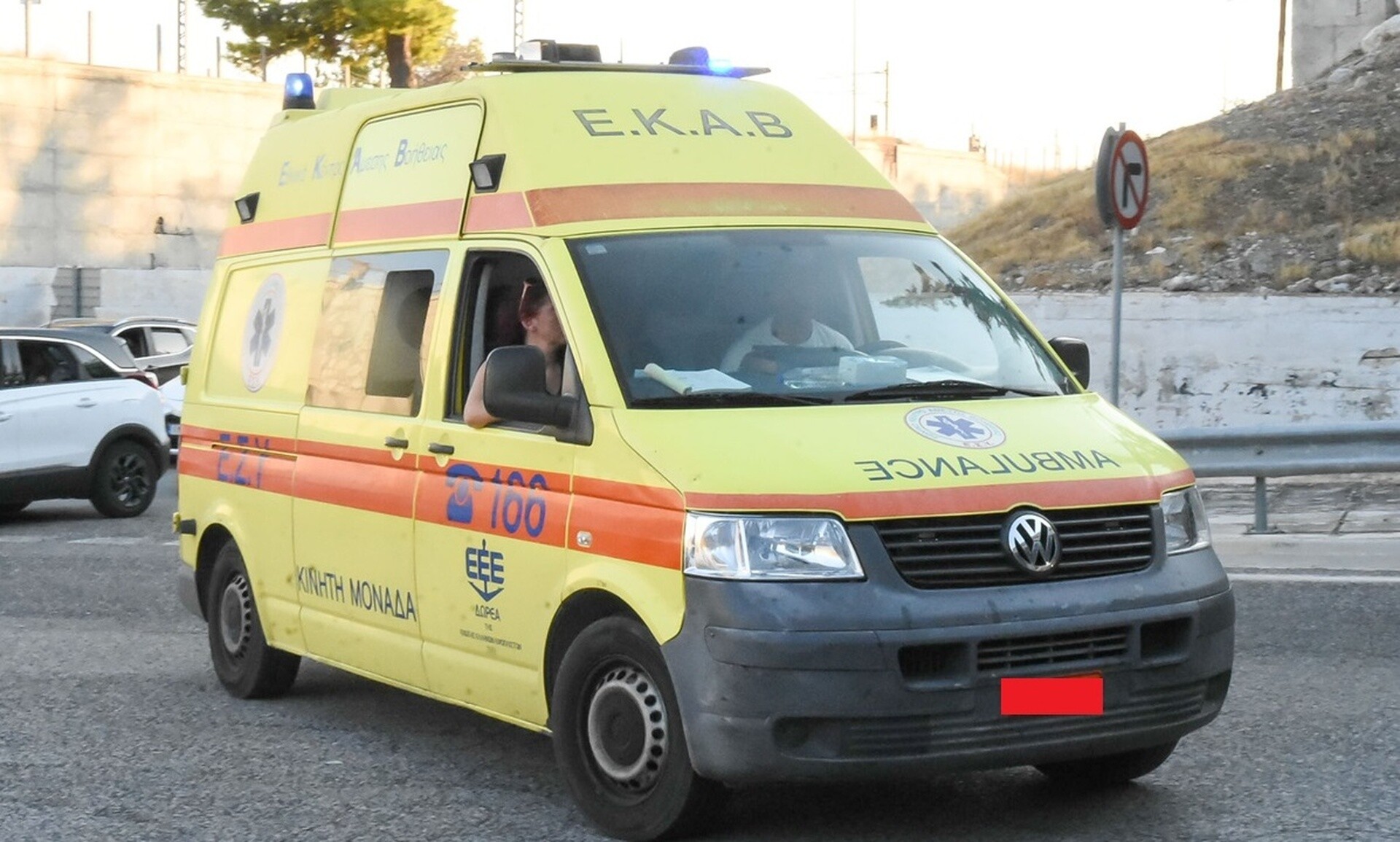 Τραγωδία στη Θεσσαλονίκη: Όχημα «καρφώθηκε» σε φανάρι – Νεκρός ο οδηγός ...