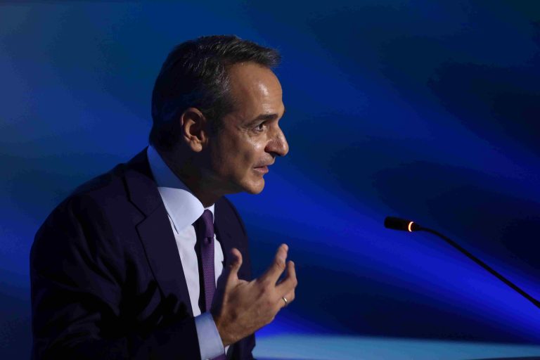 ΓΕΛΑΝΕ ΜΑΖΙ ΤΟΥ ΚΑΙ ΟΙ ΔΙΚΟΙ ΤΟΥ! Μητσοτάκης: Θυμόμαστε την τυραννία ...