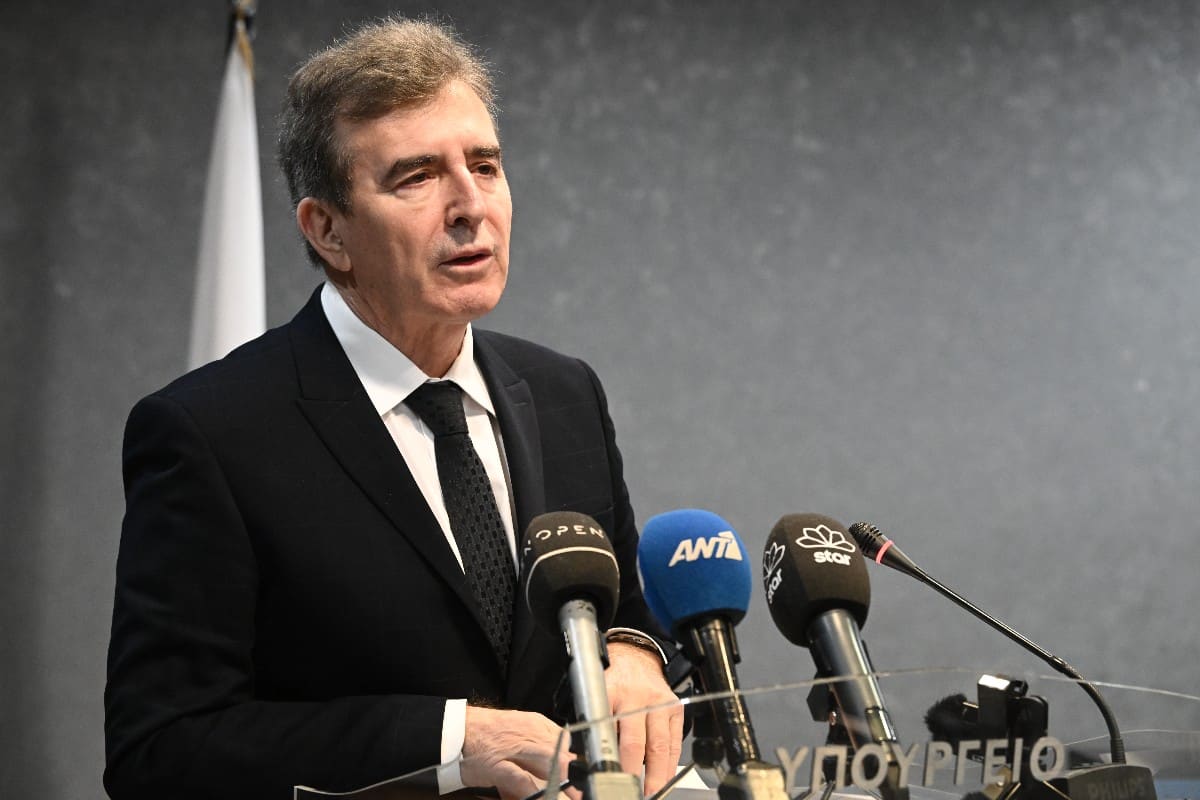 ΑΙΣΧΟΣ! Ο ΜΙΧΑΛΑΚΗΣ ΠΕΤΑΕΙ ΣΤΗΝ ΠΥΡΑ ΜΙΑ ΧΟΥΦΤΑ ΑΠΕΙΡΟΥΣ ΑΣΤΥΝΟΜΙΚΟΥΣ ...