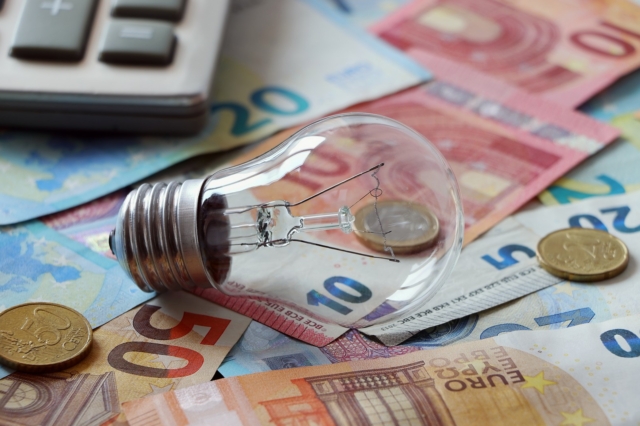 ΔΕΗ: Τα πράσινα και μπλε τιμολόγια Απριλίου – Makeleio.gr