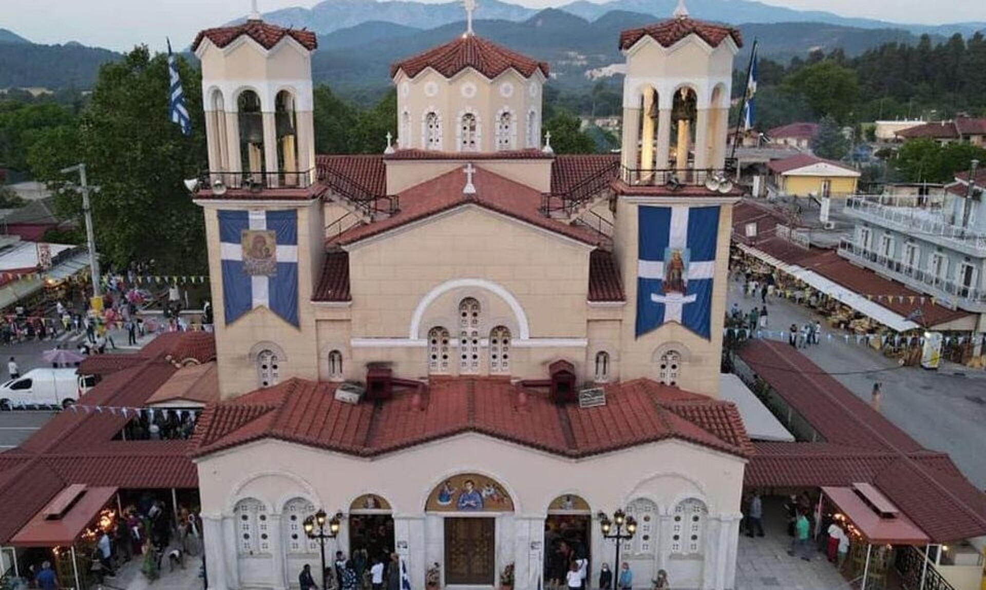 Άγιος Ιωάννης Ρώσος: Με λαμπρότητα η λιτανεία – Πλήθος κόσμου στην ...