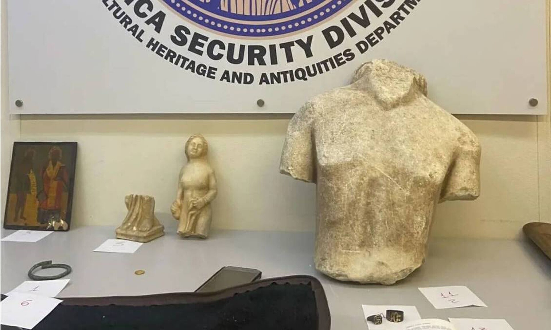 ΜΕΓΑΡΑ, ΠΕΥΚΗ, ΟΙΝΟΦΥΤΑ: ΤΟ ΚΥΚΛΩΜΑ ΤΩΝ ΑΡΧΑΙΟΚΑΠΗΛΩΝ, Ο ΜΥΣΤΙΚΟΣ ...
