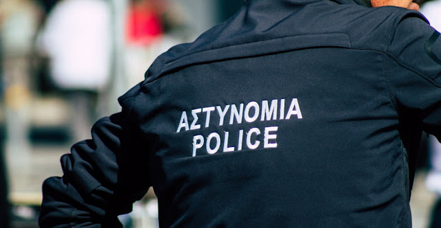 ΑΥΤΗ ΤΗΝ ΑΣΤΥΝΟΜΙΑ ΕΧΟΥΜΕ; ΓΥΝΑΙΚΑ ΑΣΤΥΝΟΜΙΚΟΣ ΕΚΒΙΑΖΕ ΣΥΝΑΔΕΛΦΟ ΤΗΣ ...