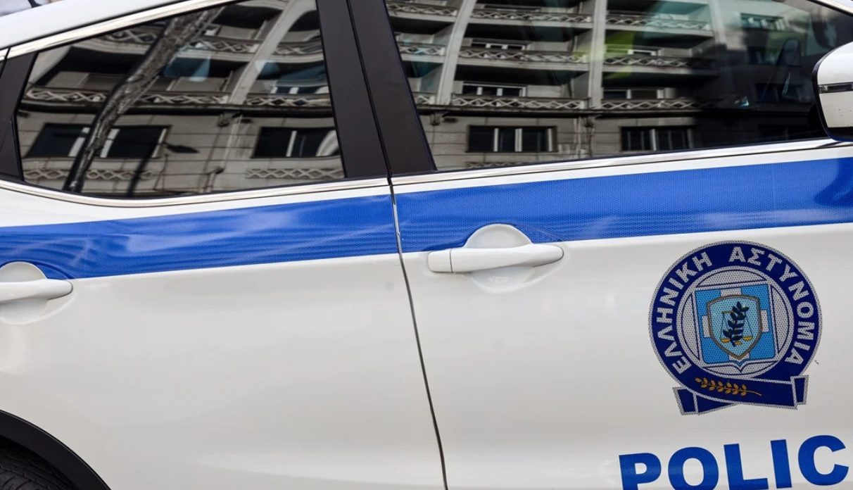 Αγρίνιο: Πατέρας και γιος δάγκωσαν αστυνομικούς έξω από το μαγαζί τους ...