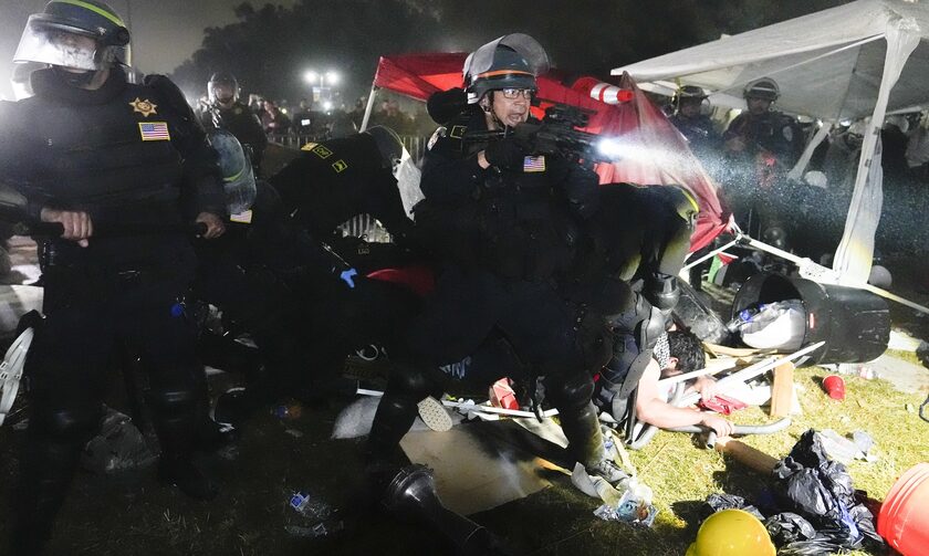 Η ΜΑΡΤΥΡΙΑ ΕΝΟΣ ΔΙΑΔΗΛΩΤΗ ΠΟΥ ΣΟΚΑΡΕΙ – “ΗΜΟΥΝ 5.5 ΩΡΕΣ ΣΕ ΚΕΛΙ ΧΩΡΙΣ ...