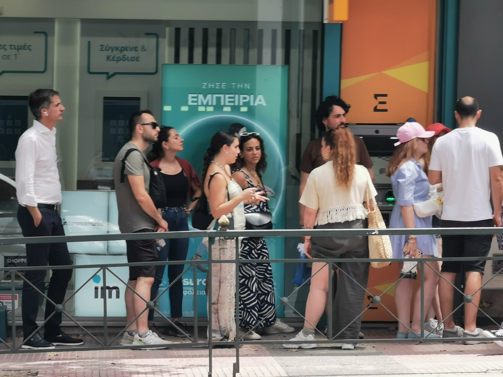 Τσίπης Μπακογιάννης περιμένει για σουβλάκι! (ΦΩΤΟ) – Makeleio.gr