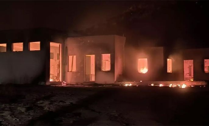 ΦΩΤΙΑ ΣΤΗ ΣΕΡΙΦΟ – ΚΟΛΑΣΜΕΝΗ ΝΥΧΤΑ ΜΕ ΠΥΡΙΝΟ ΜΕΤΩΠΟ 15 ΧΙΛΙΟΜΕΤΡΩΝ ...