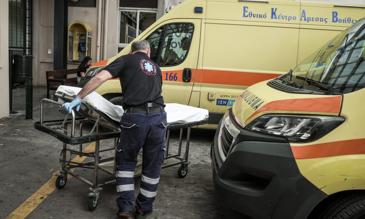 ΤΟ ΕΚΑΒ ΣΑΠΙΖΕΙ ΚΑΙ ΤΑ ΙΔΙΩΤΙΚΑ ΑΣΘΕΝΟΦΟΡΑ ΑΚΜΑΖΟΥΝ – 2.000 ΜΟΝΟ ΓΙΑ ΝΑ ...
