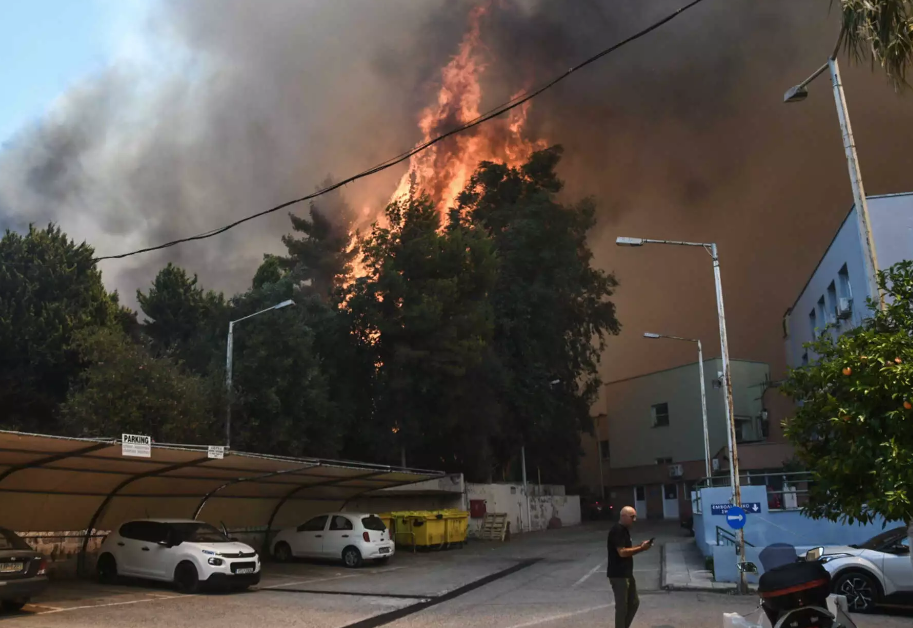 Φωτιά στη Πάτρα: Σε επιφυλακή όλη τη νύχτα η πυροσβεστική για τον ...