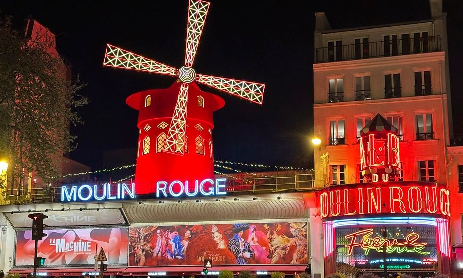 Παρίσι: Το Moulin Rouge απέκτησε ξανά τα εμβληματικά φτερά του λίγο ...