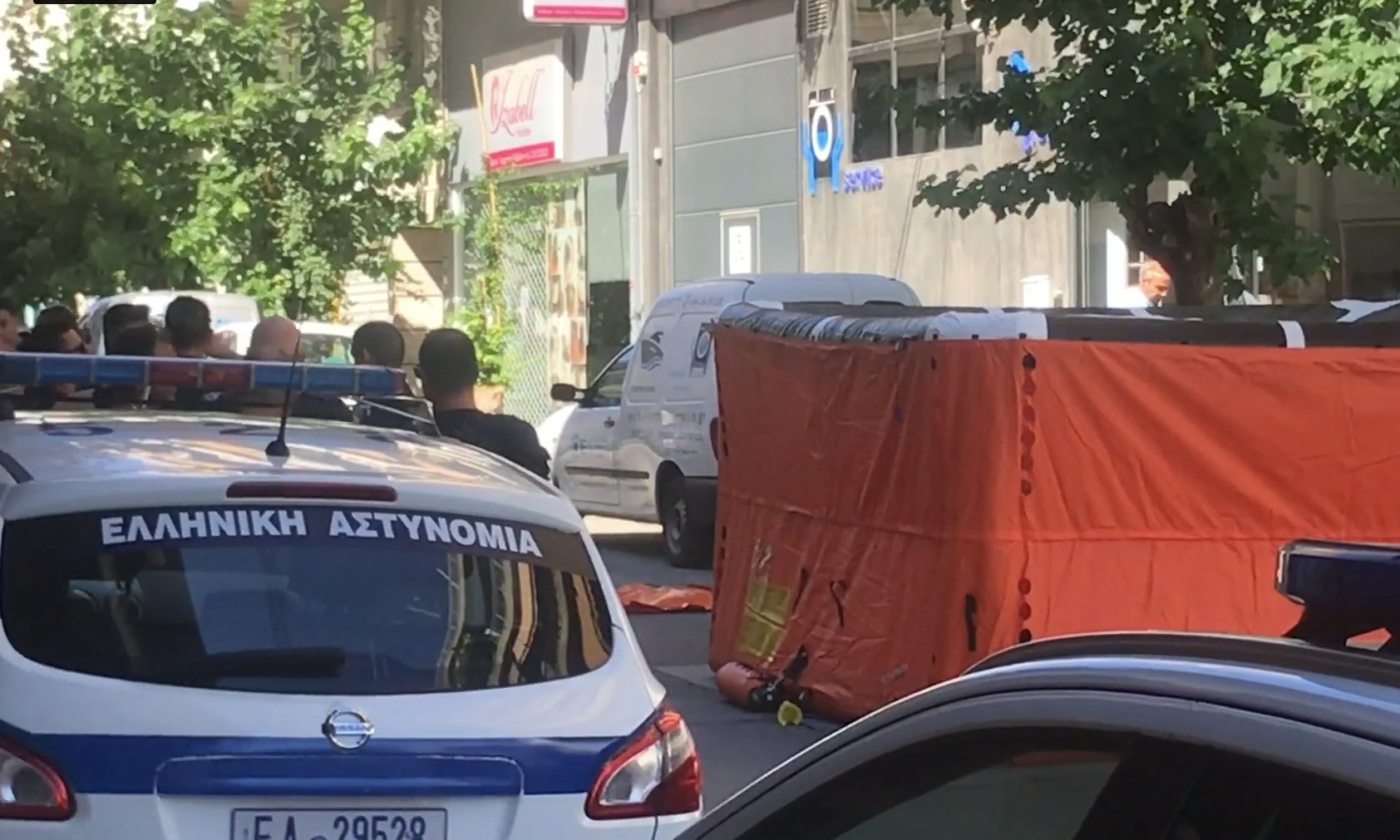 ΒΙΝΤΕΟ: Λήξη συναγερμού στα Πατήσια – Παραδόθηκε ο άνδρας που απειλούσε ...