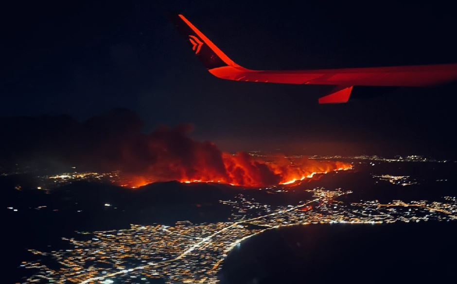 ΟΛΟΝΥΧΤΙΑ Η ΜΑΧΗ ΜΕ ΤΙΣ ΦΛΟΓΕΣ: ΕΠΙΧΕΙΡΟΥΝ 400 ΠΥΡΟΣΒΕΣΤΕΣ, 14 ΟΜΑΔΕΣ ...