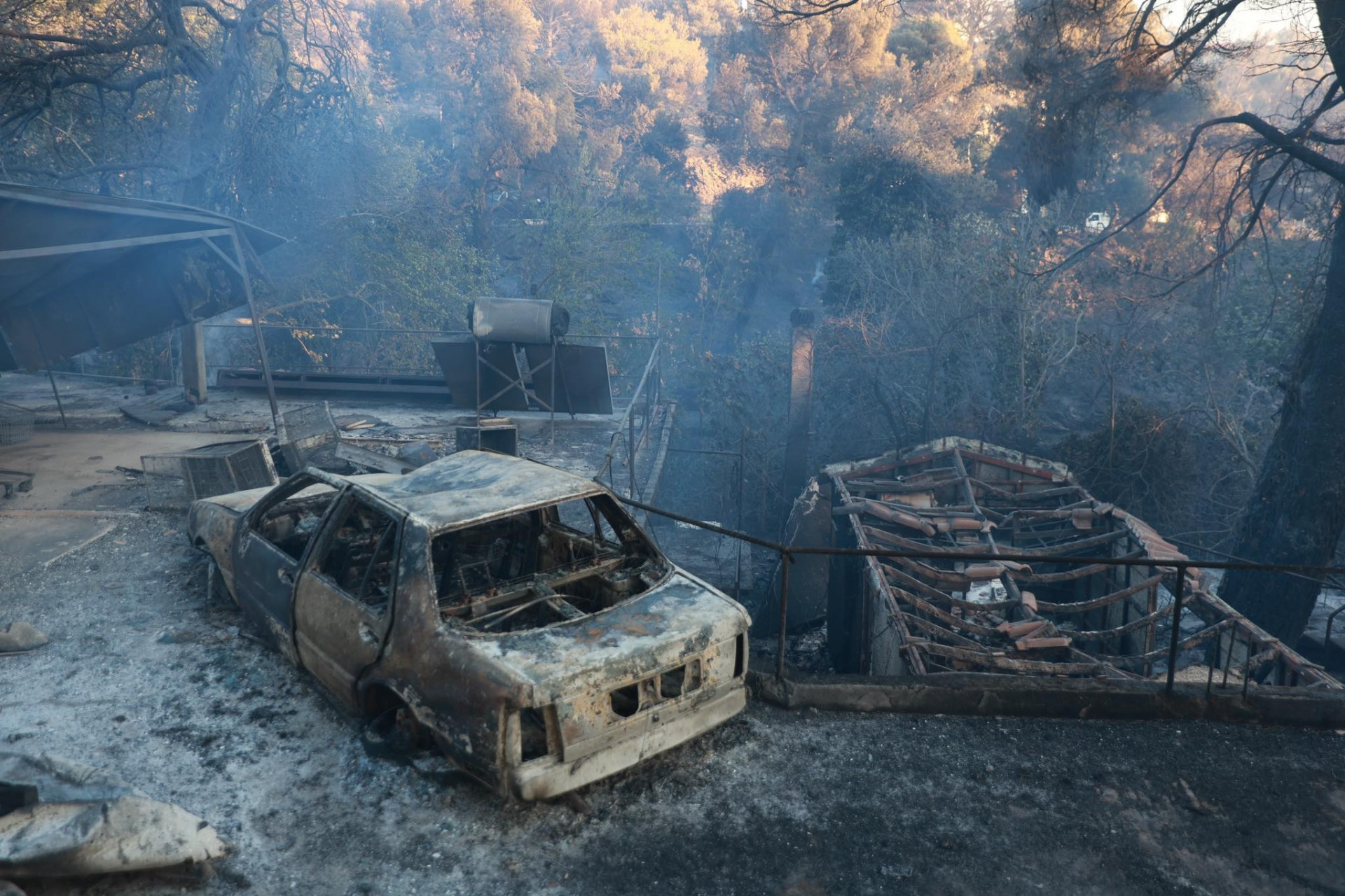 ΚΟΛΑΣΗ ΦΩΤΙΑΣ ΣΤΗΝ ΑΤΤΙΚΗ: ΚΑΤΑΣΤΡΑΦΗΚΑΝ ΣΠΙΤΙΑ, ΕΠΙΧΕΙΡΗΣΕΙΣ ΚΑΙ ...