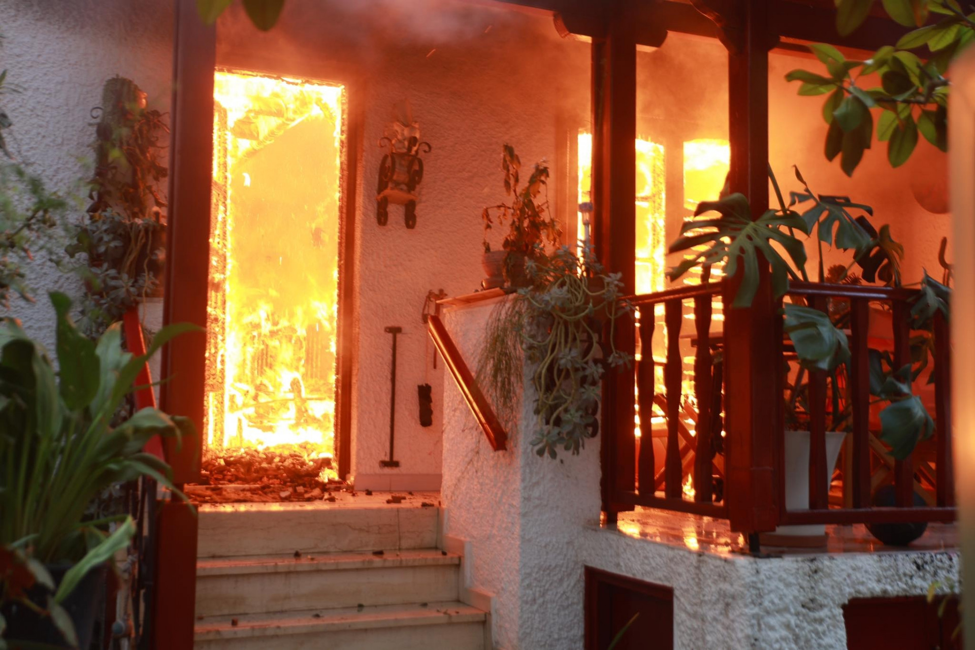 ΚΟΛΑΣΗ ΦΩΤΙΑΣ ΣΤΗΝ ΑΤΤΙΚΗ: ΚΑΤΑΣΤΡΑΦΗΚΑΝ ΣΠΙΤΙΑ, ΕΠΙΧΕΙΡΗΣΕΙΣ ΚΑΙ ...