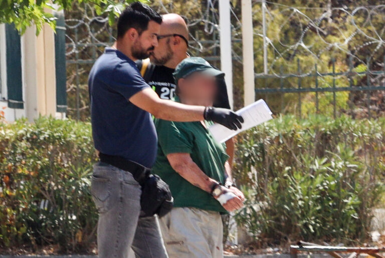 Γλυκά Νερά: Εικόνες ντοκουμέντο από τη δράση του 80χρονου που φέρεται ...