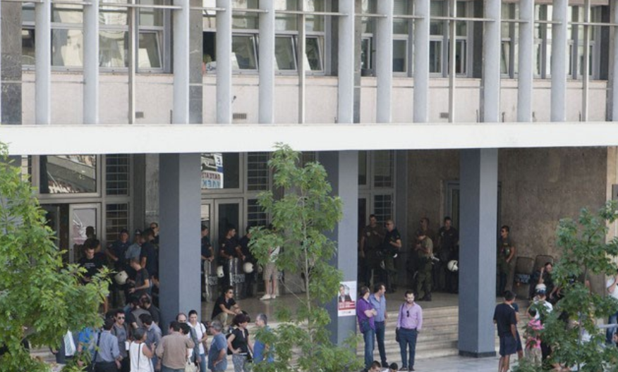 Ελεύθερη άνευ περιοριστικών όρων η 18χρονη Αμερικανίδα που καταγγέλθηκε ...