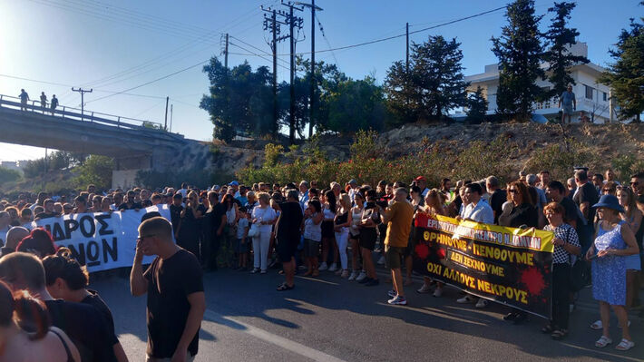 Πλήθος κόσμου στον συμβολικό αποκλεισμό του ΒΟΑΚ – «Ποτέ ξανά αίμα στην ...