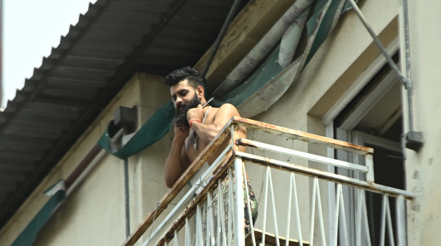 ΠΑΡΑΜΕΝΕΙ ΣΤΟ ΜΠΑΛΚΟΝΙ 6ΟΥ ΟΡΟΦΟΥ ΣΤΗΝ ΑΧΑΡΝΩΝ Ο Λ@ΘΡΟΜΕΤΑΝΑΣΤΗΣ – ΜΕ ...