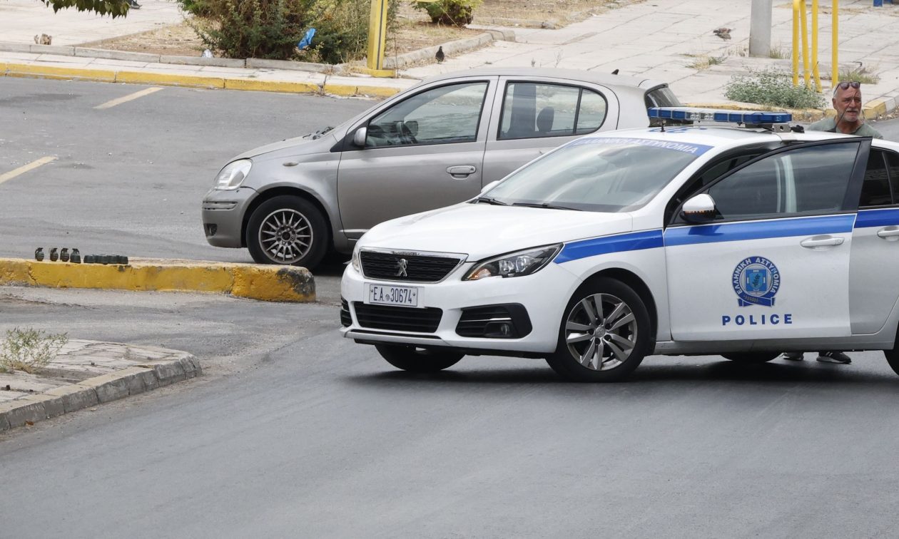ΜΑΣ ΔΟΥΛΕΥΕΙ ΨΙΛΟ ΓΑΖΙ! ΣΥΝΕΛΗΦΘΗ Ο ΑΝΔΡΑΣ ΠΟΥ ΠΕΤΑΞΕ ΤΙΣ ΧΕΙΡΟΒΟΜΒΙΔΕΣ ...