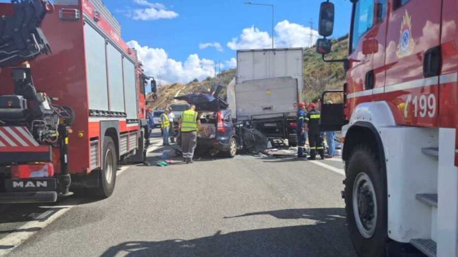 ΗΛΙΚΙΩΜΕΝΟΣ ΕΠΕΣΕ ΜΕ ΤΟ ΑΥΤΟΚΙΝΗΤΟ ΠΑΝΩ ΣΕ ΣΤΑΜΑΤΗΜΕΝΟ ΦΟΡΤΗΓΟ ΣΤΗΝ ...