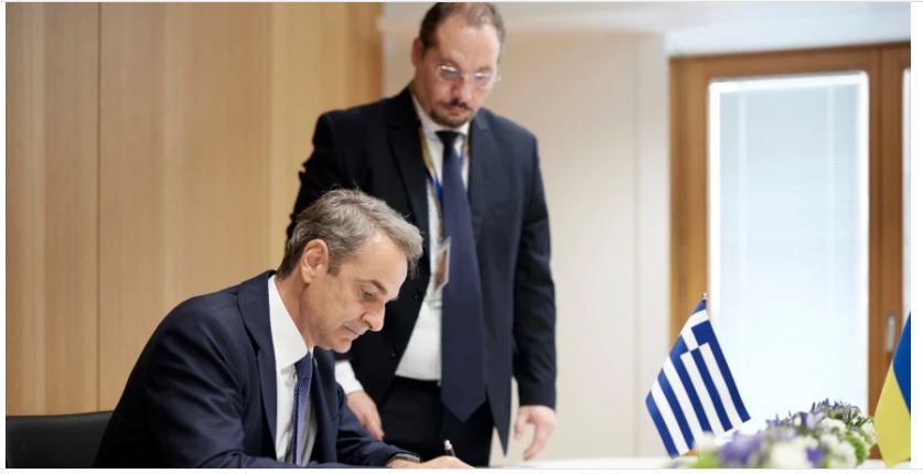 ΤΗΝ ΩΡΑ ΠΟΥ ΑΥΤΟΣ Ο ΧΛΕΜΠΟΥΡΑΣ ΥΠΟΓΡΑΦΕΙ ΣΥΜΦΩΝΙΕΣ ΣΥΝΕΡΓΑΣΙΑΣ ΣΕ ...